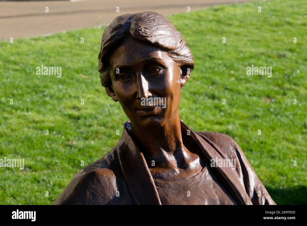 Richmond Upon Thames, London, UK. 18th Nov 2022. The new statue of ...
