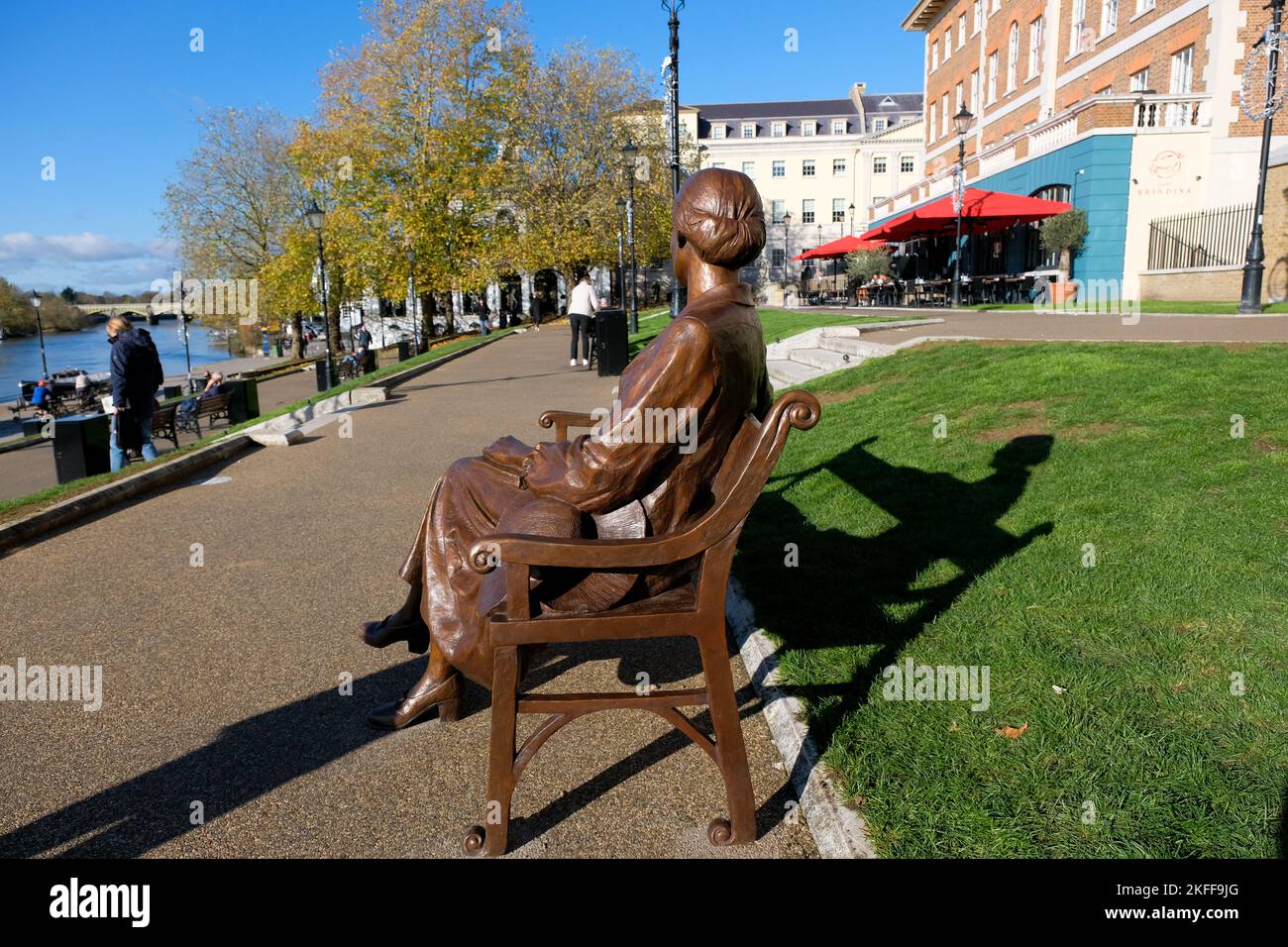 Richmond Upon Thames, London, UK. 18th Nov 2022. The new statue of ...