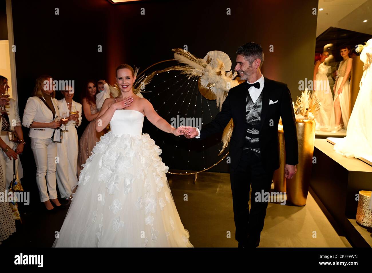 Isabel Edvardsson mit Ehemann Marcus Weiß bei der Haute Couture ...