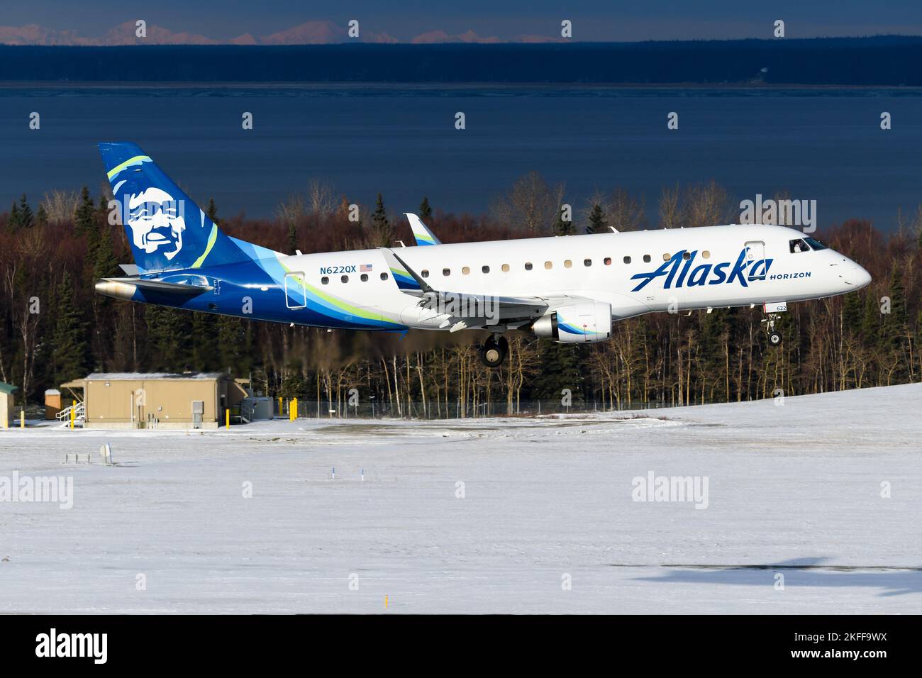 Alaska airlines embraer e175 hi-res stock photography and images - Alamy