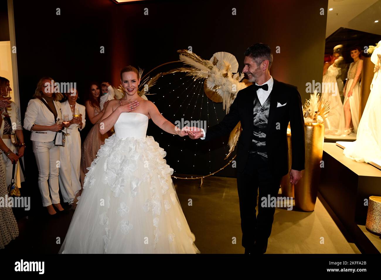 Isabel Edvardsson mit Ehemann Marcus Weiß bei der Haute Couture ...