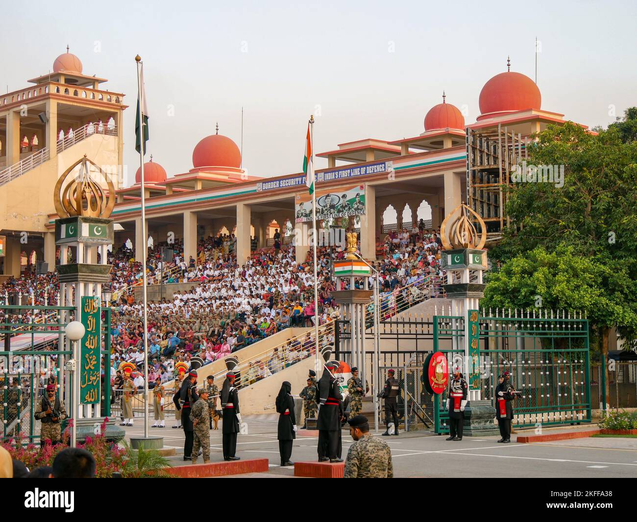 India pakistan border gate hi-res stock photography and images - Alamy