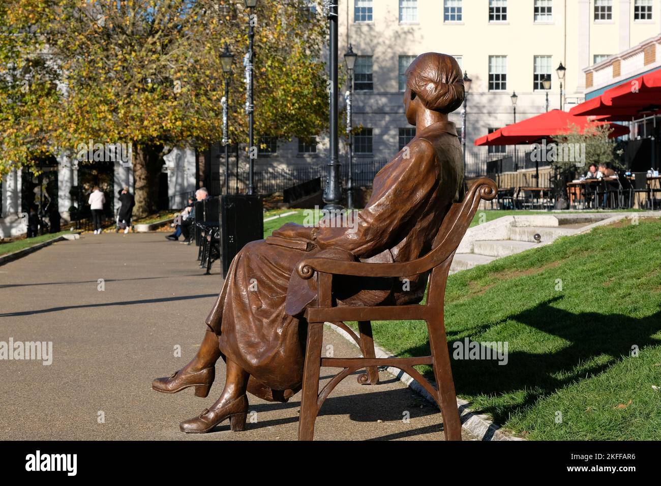 Richmond Upon Thames, London, UK. 18th Nov 2022. The new statue of ...