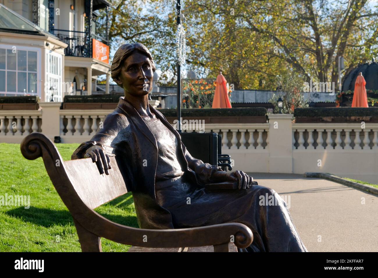Richmond Upon Thames, London, UK. 18th Nov 2022. The new statue of ...