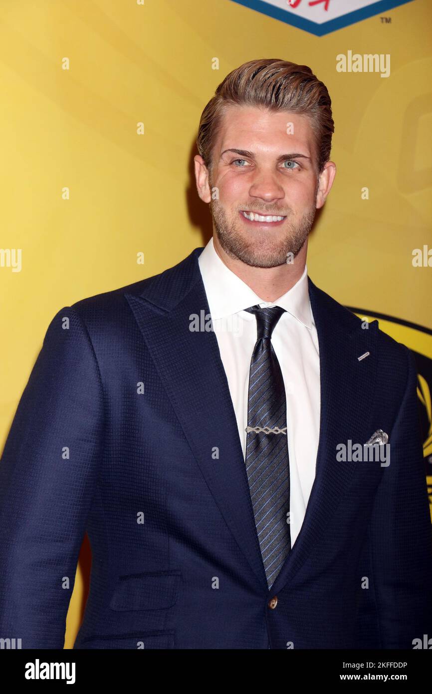 Idsok attends attend arrive arrives arriving arrivals arrival red ...