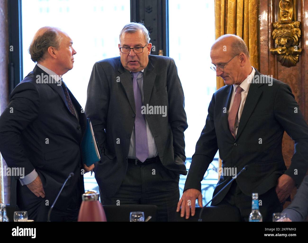18 November 2022, Hamburg: Gunther Bonz (r-l), President of the Unternehmensverband Hafen ...
