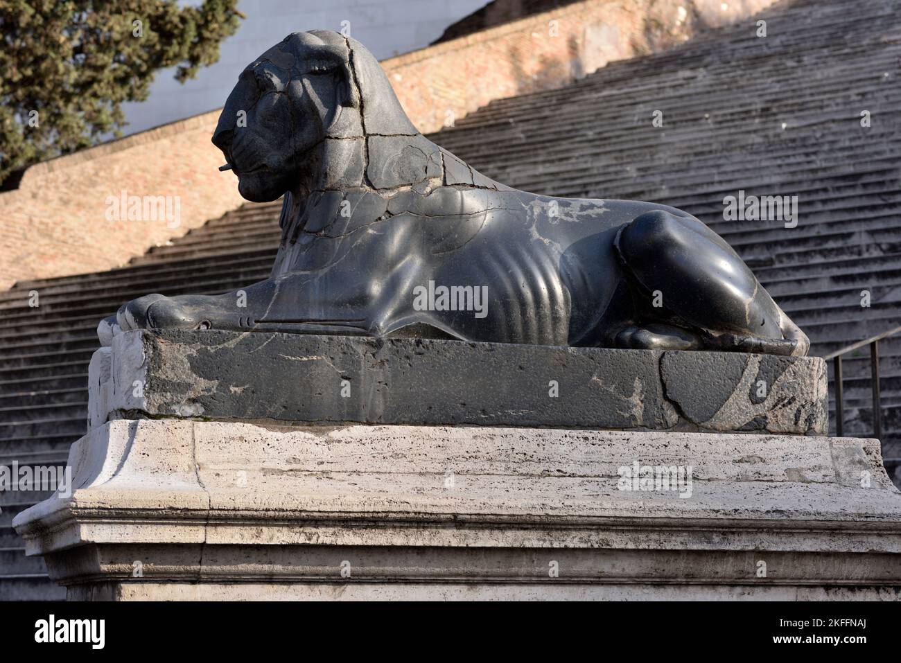 Egyptian lion statue hi-res stock photography and images - Alamy