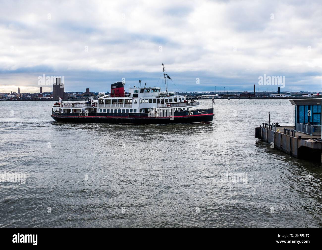 Mersey ferry Royal Iris arriving ayt Liverpool Landing stage Stock ...