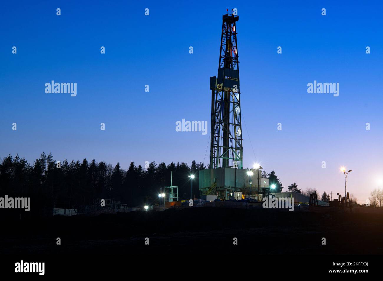 Onshore land rig in oil and gas industry Stock Photo - Alamy