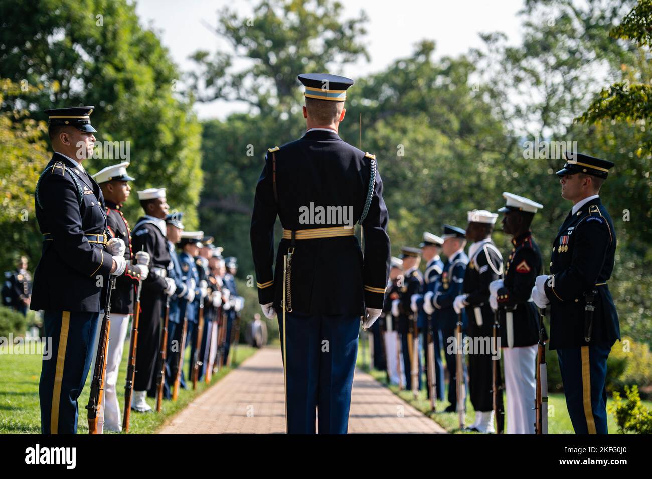 Service members conduct an Armed Forces Full Honor Wreath-Laying ...