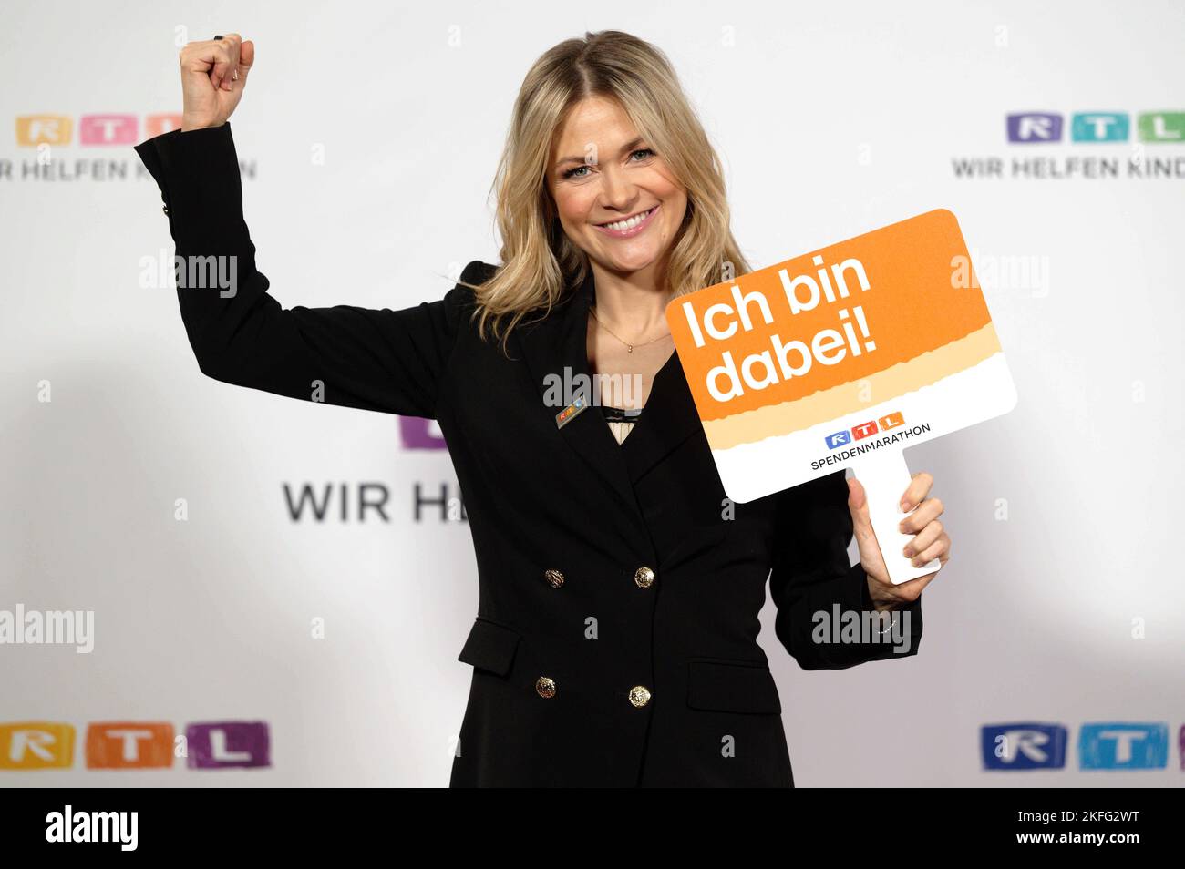 18 November 2022, North Rhine-Westphalia, Hürth: Singer Linda Hesse ...