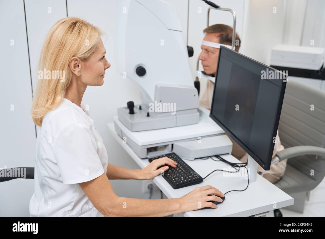 Medical worker testing patient eyes in the hospital Stock Photo - Alamy