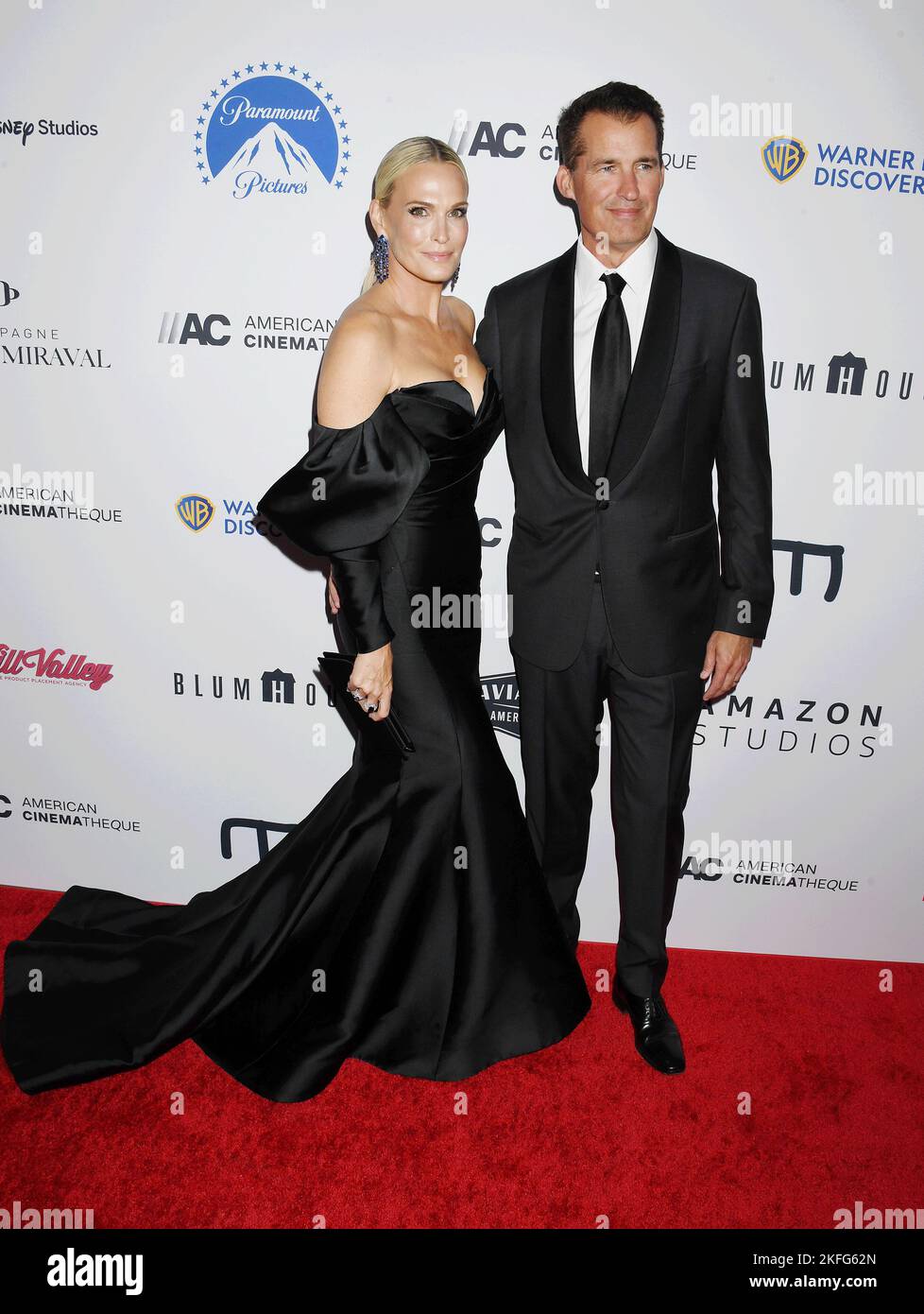 BEVERLY HILLS, CALIFORNIA - NOVEMBER 17: (L-R) Molly Sims and Scott ...