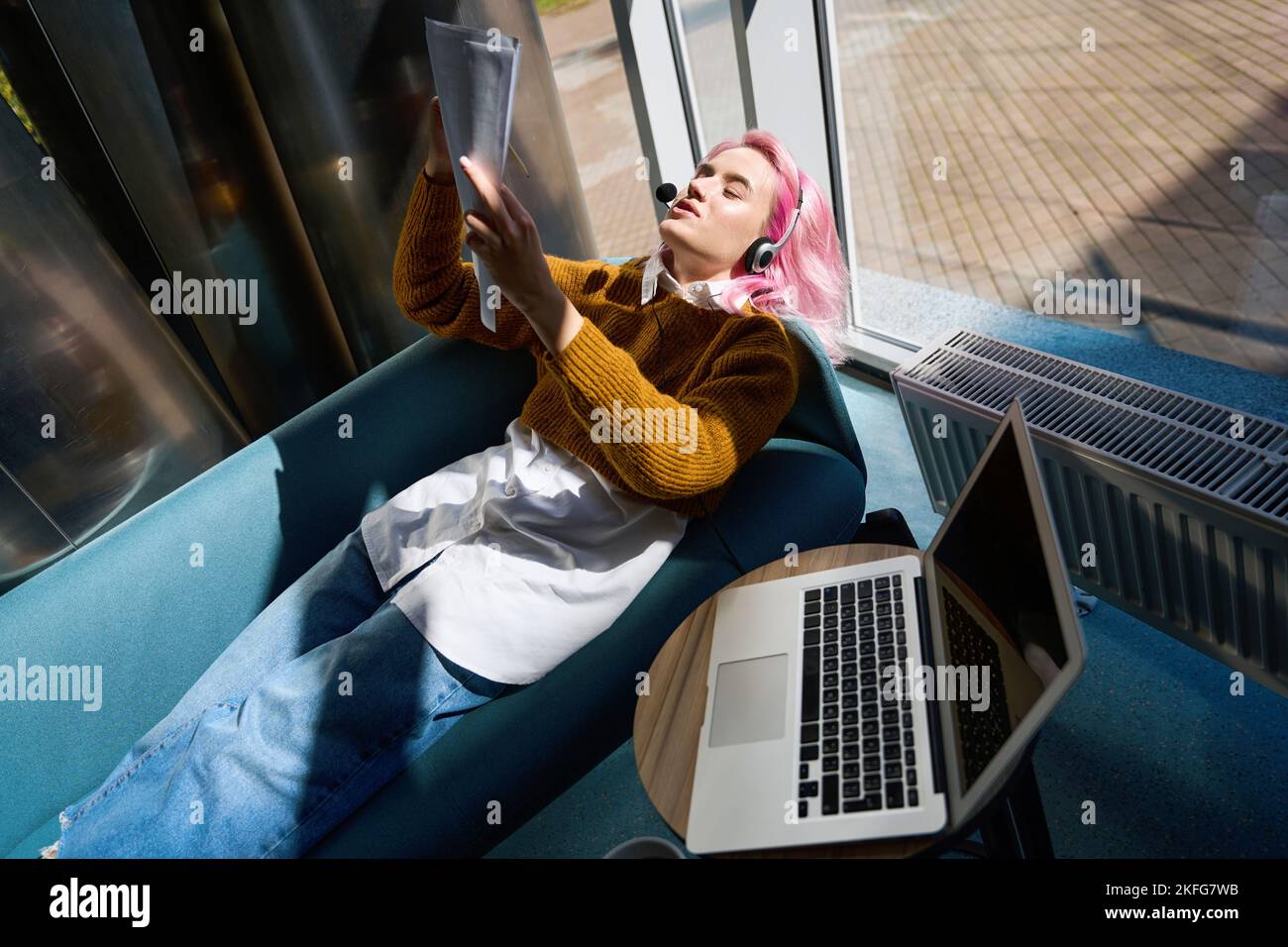 Lady work call center hi-res stock photography and images - Alamy