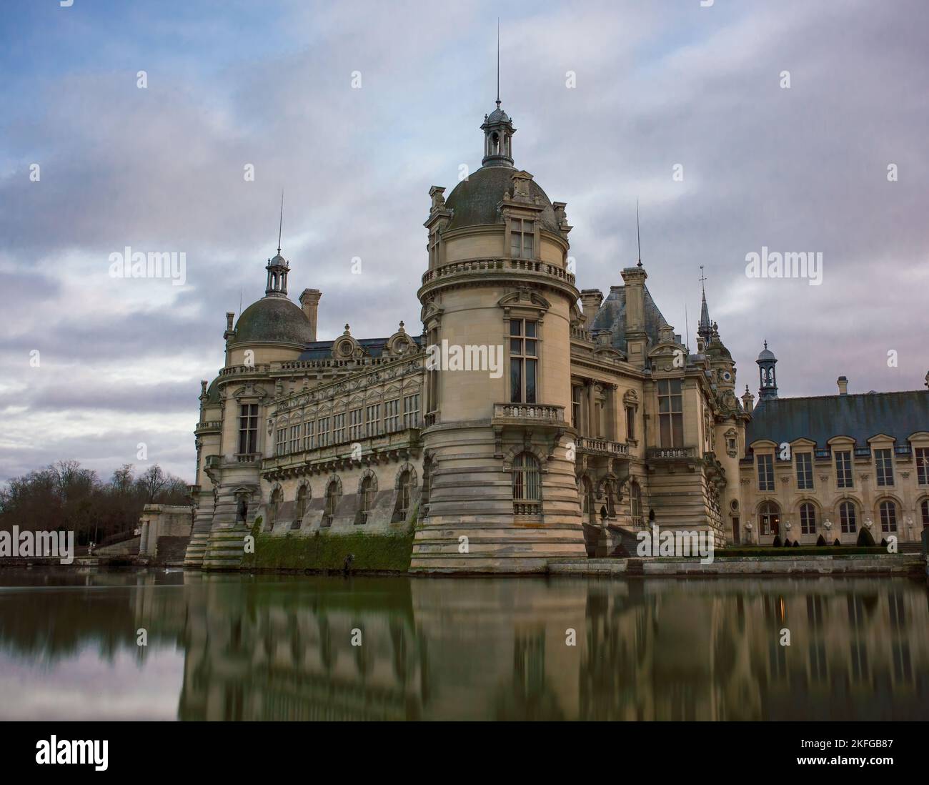 Domaine de Chantilly, Chantilly Castle at sunset, cloud sky reflection ...