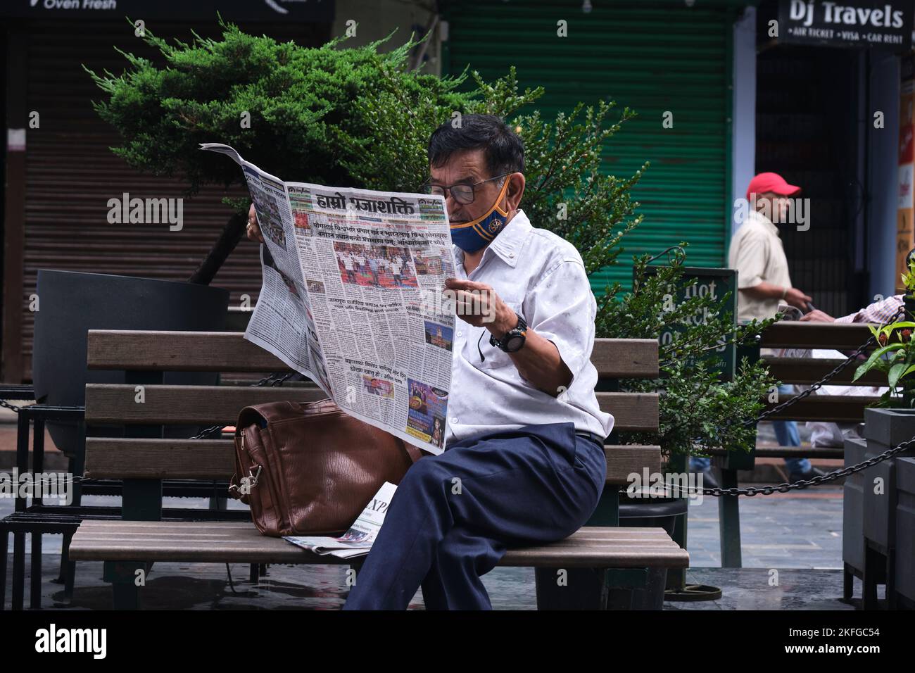 Indian men reading newspaper hi-res stock photography and images - Alamy