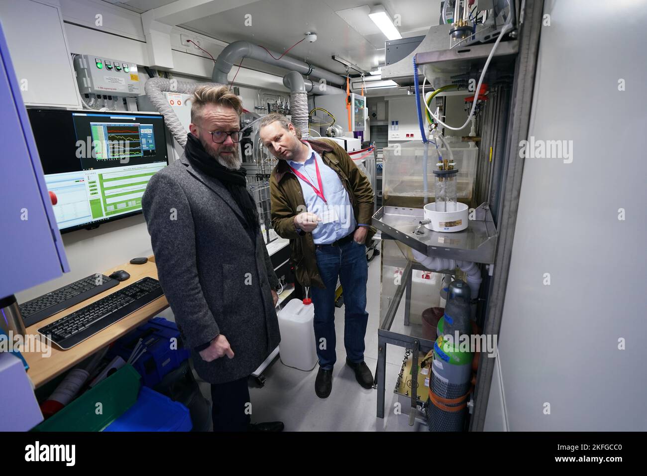 Geesthacht, Germany. 18th Nov, 2022. Daniel Pröfrock (r), chemist at ...