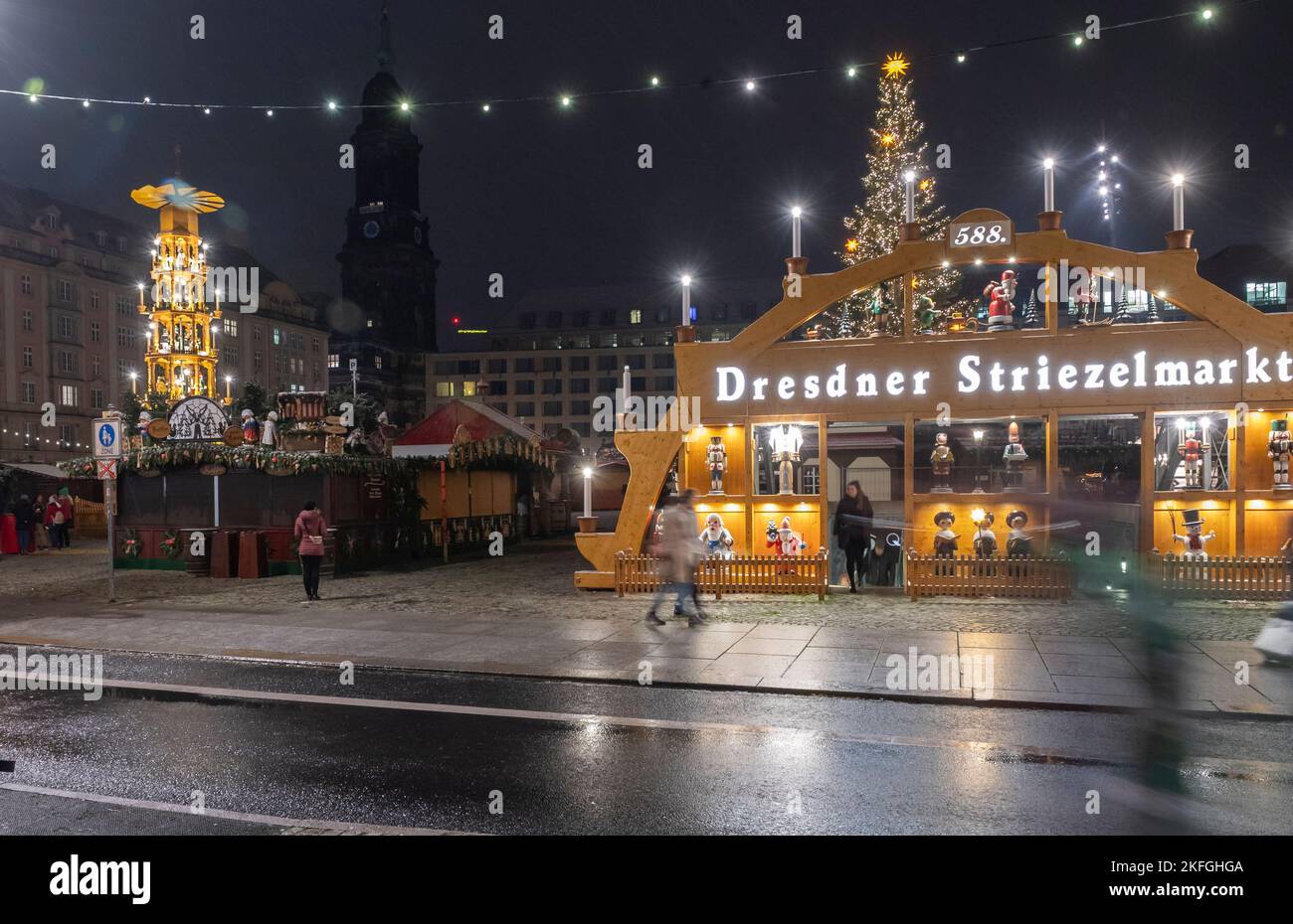 Dresden, Germany. 18th Nov, 2022. Illuminated are the large Schwibbogen ...
