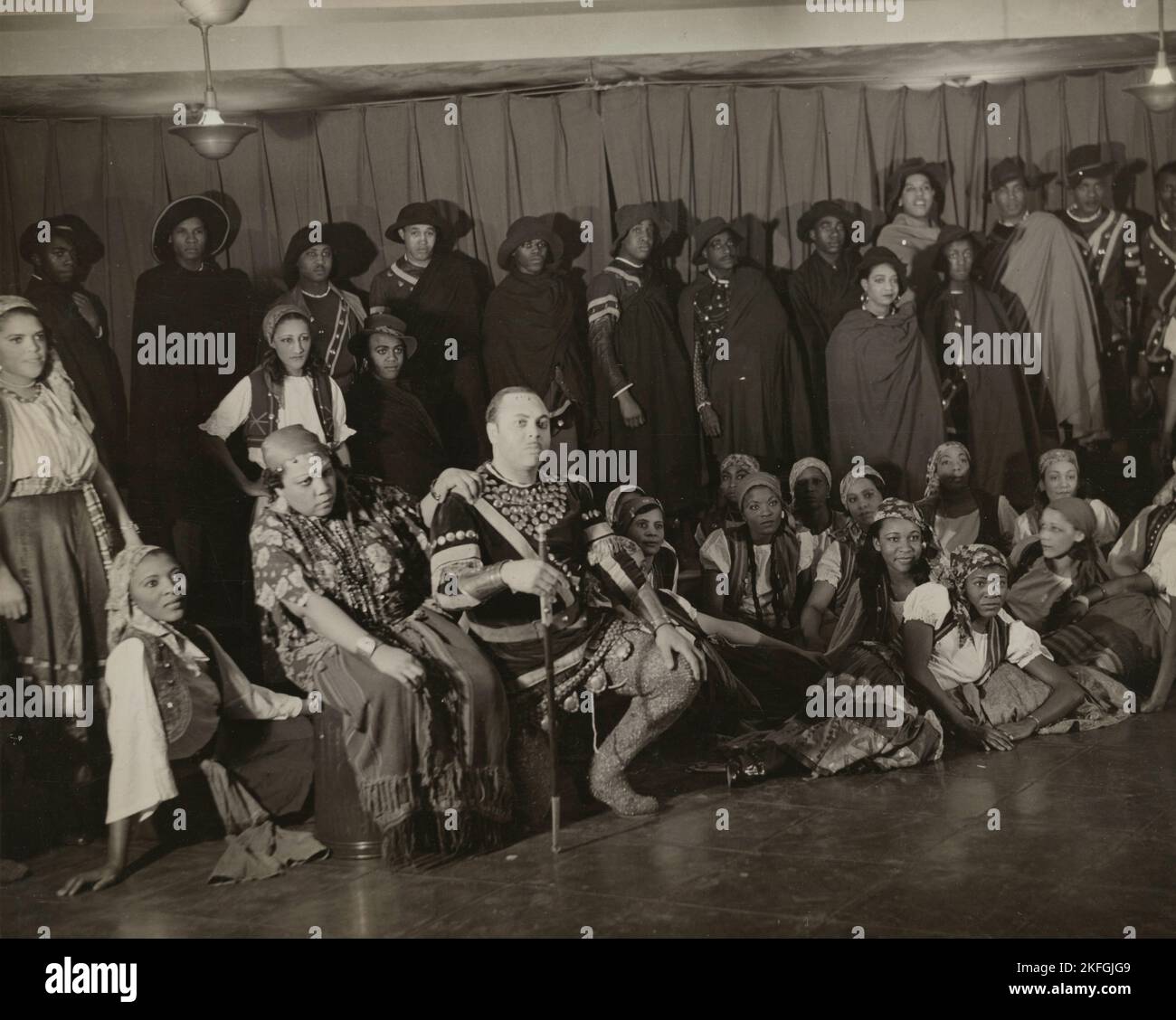 Theatre cast group hi-res stock photography and images - Alamy