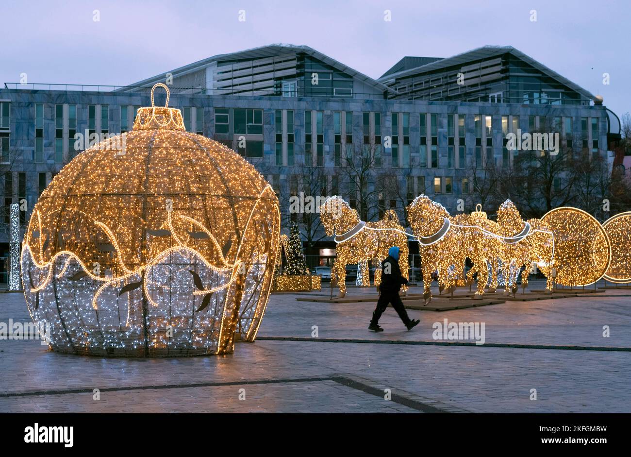 Magdeburg, Germany. 18th Nov, 2022. Christmas baubles and horse ...