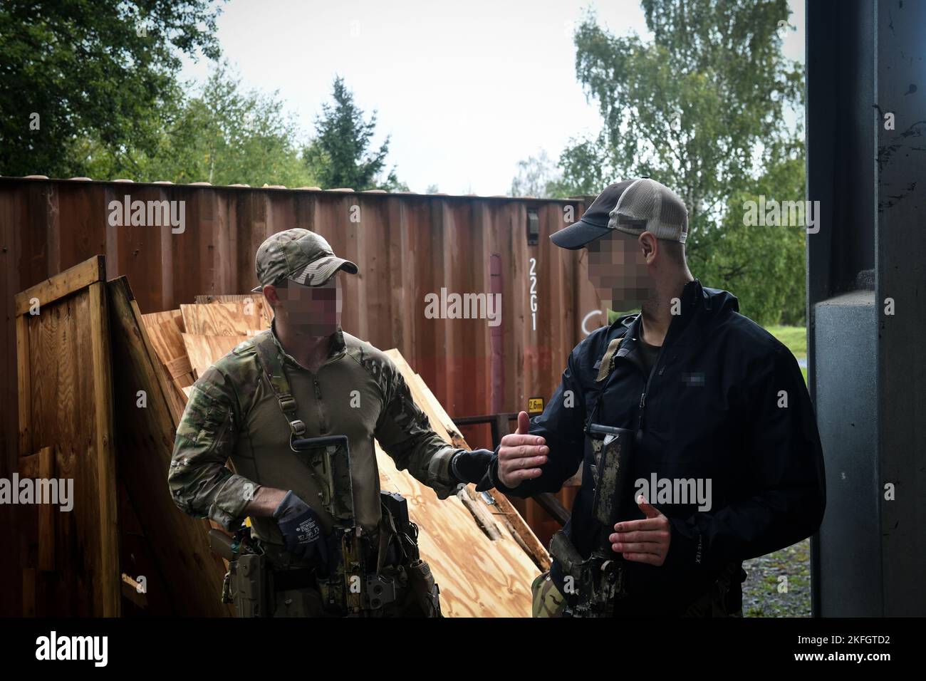 A U.S. Green Beret from 10th Special Forces Group (Airborne) and member ...