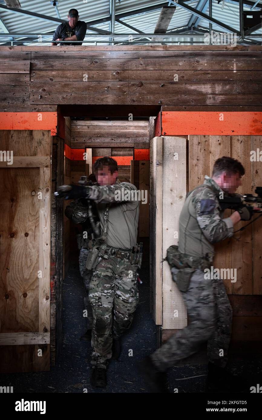 A U.S. Green Beret from 10th Special Forces Group (Airborne) supervises ...