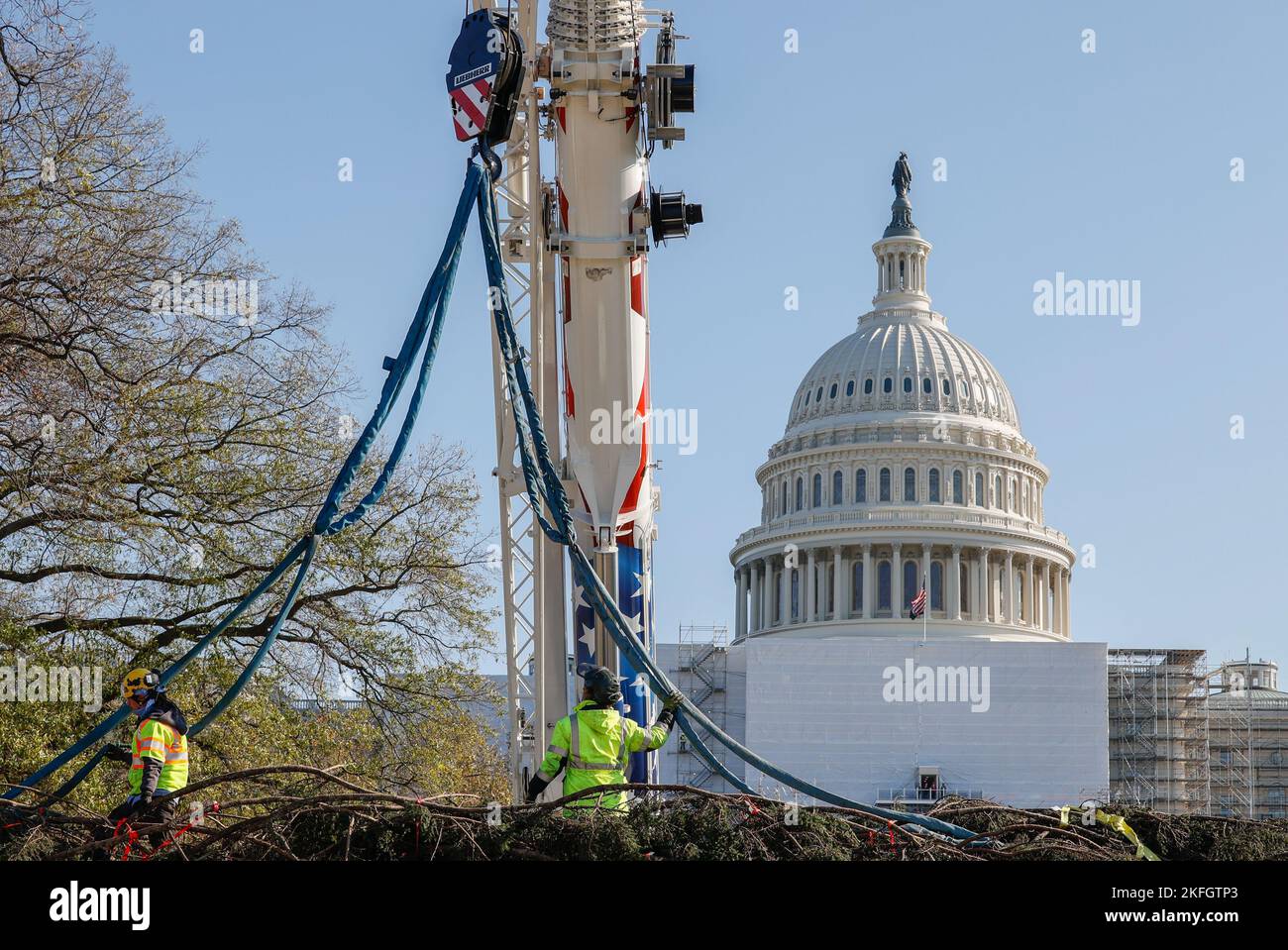 Washington, United States. 18th Nov, 2022. Workman attach ropes to a ...