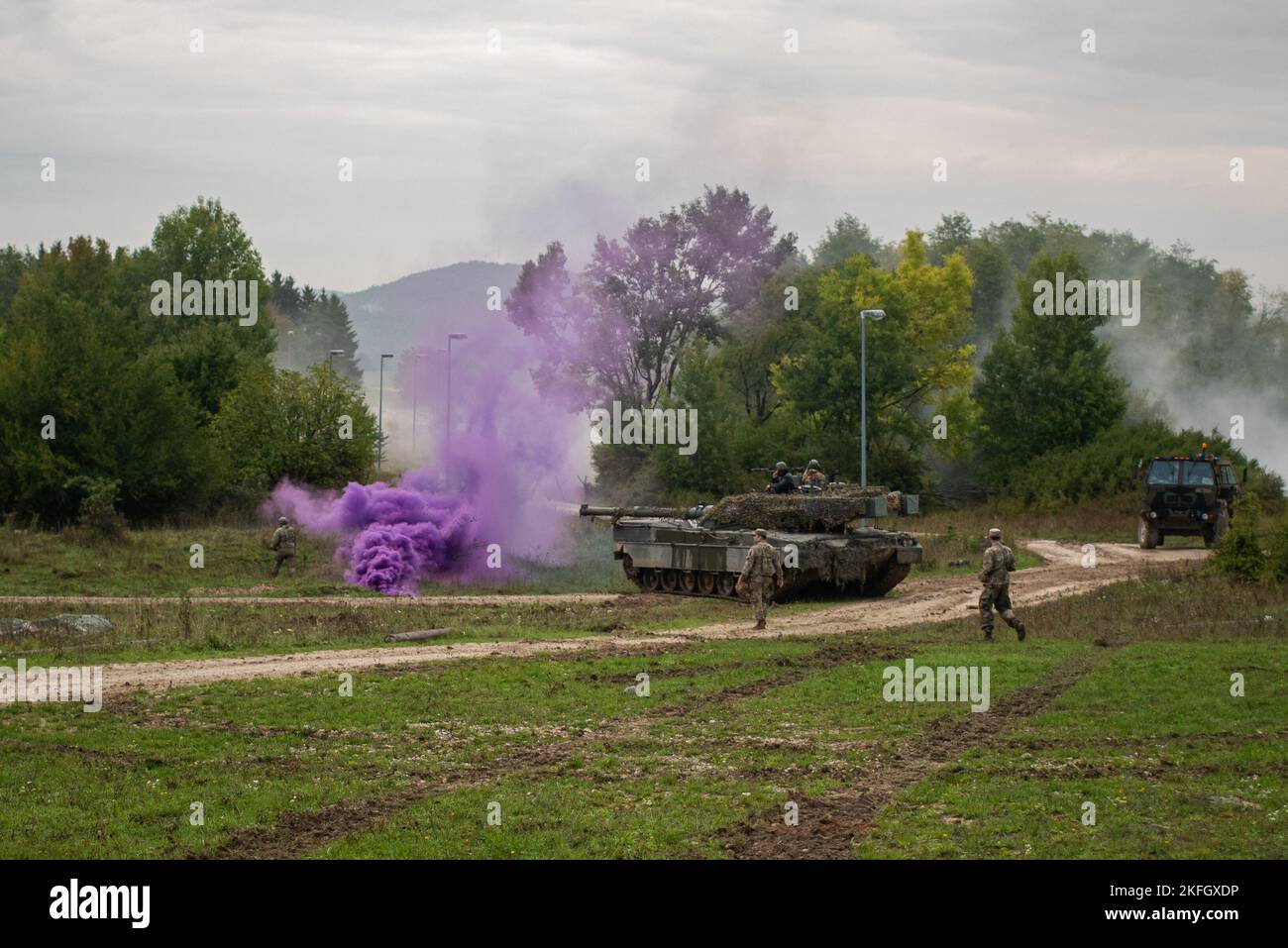 Italian soldiers with 4th Tank Regiment, Garibaldi Brigade engage ...