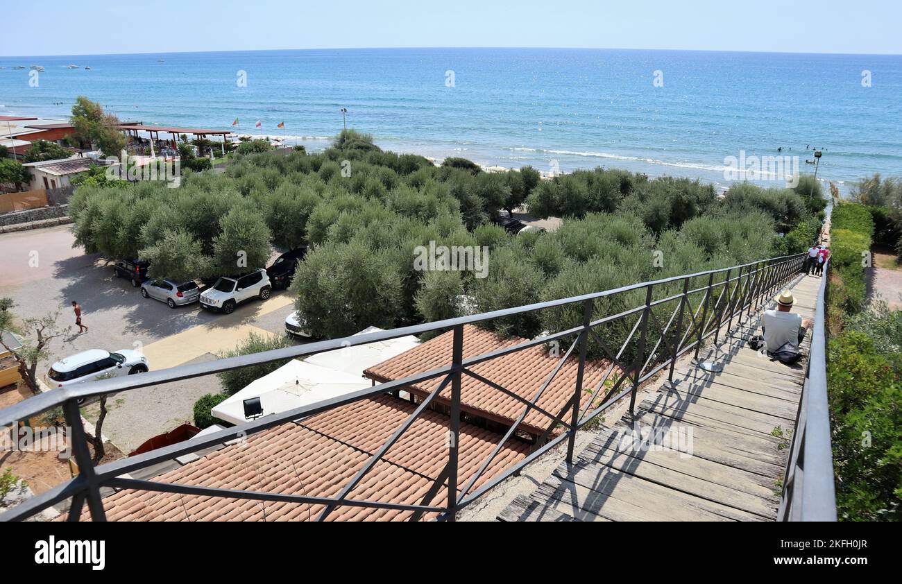 Sperlonga - Discesa a mare alla Baia delle Sirene Stock Photo - Alamy