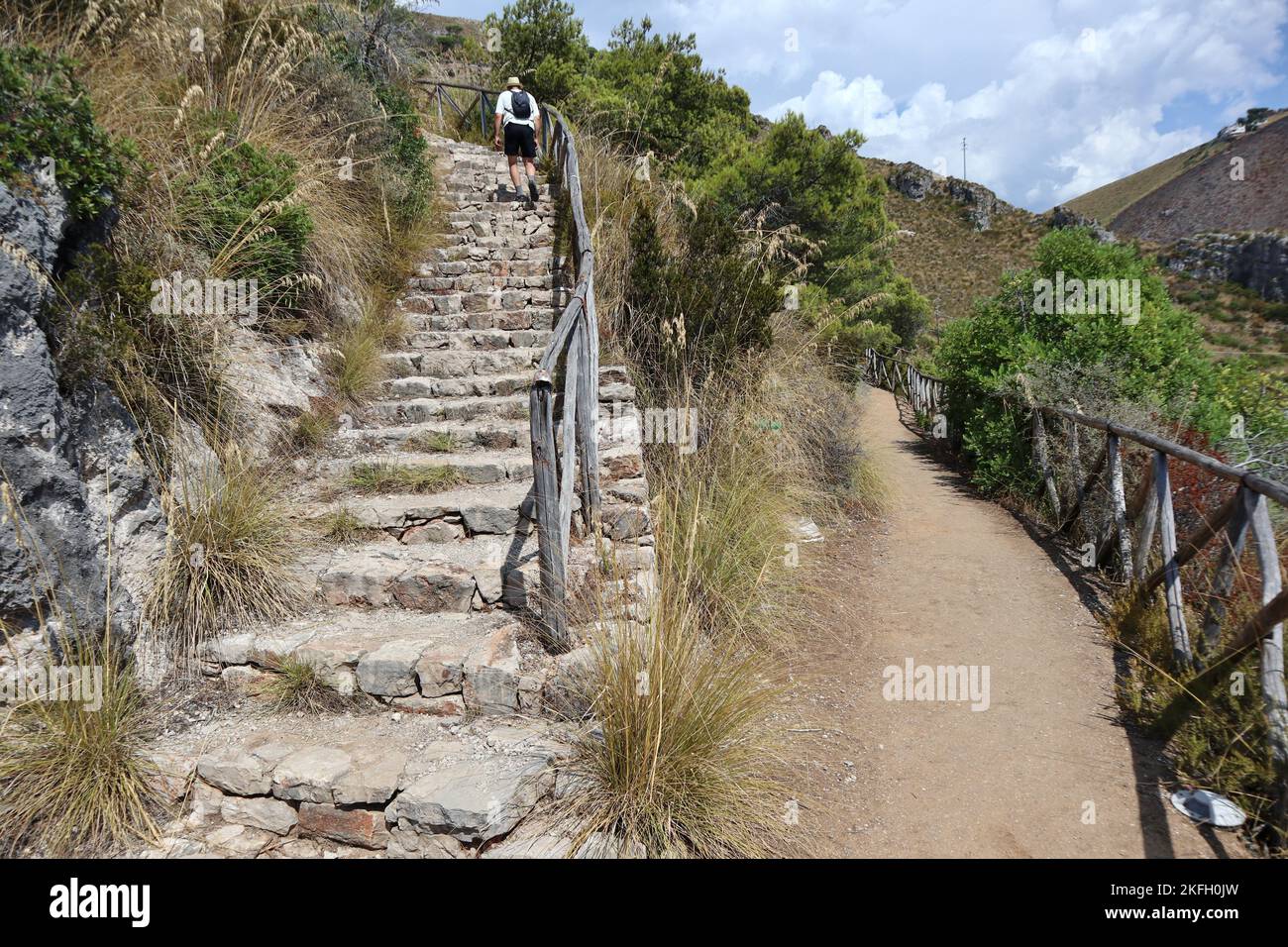 Sperlonga - Escursionista sul Sentiero di Ulisse Stock Photo - Alamy