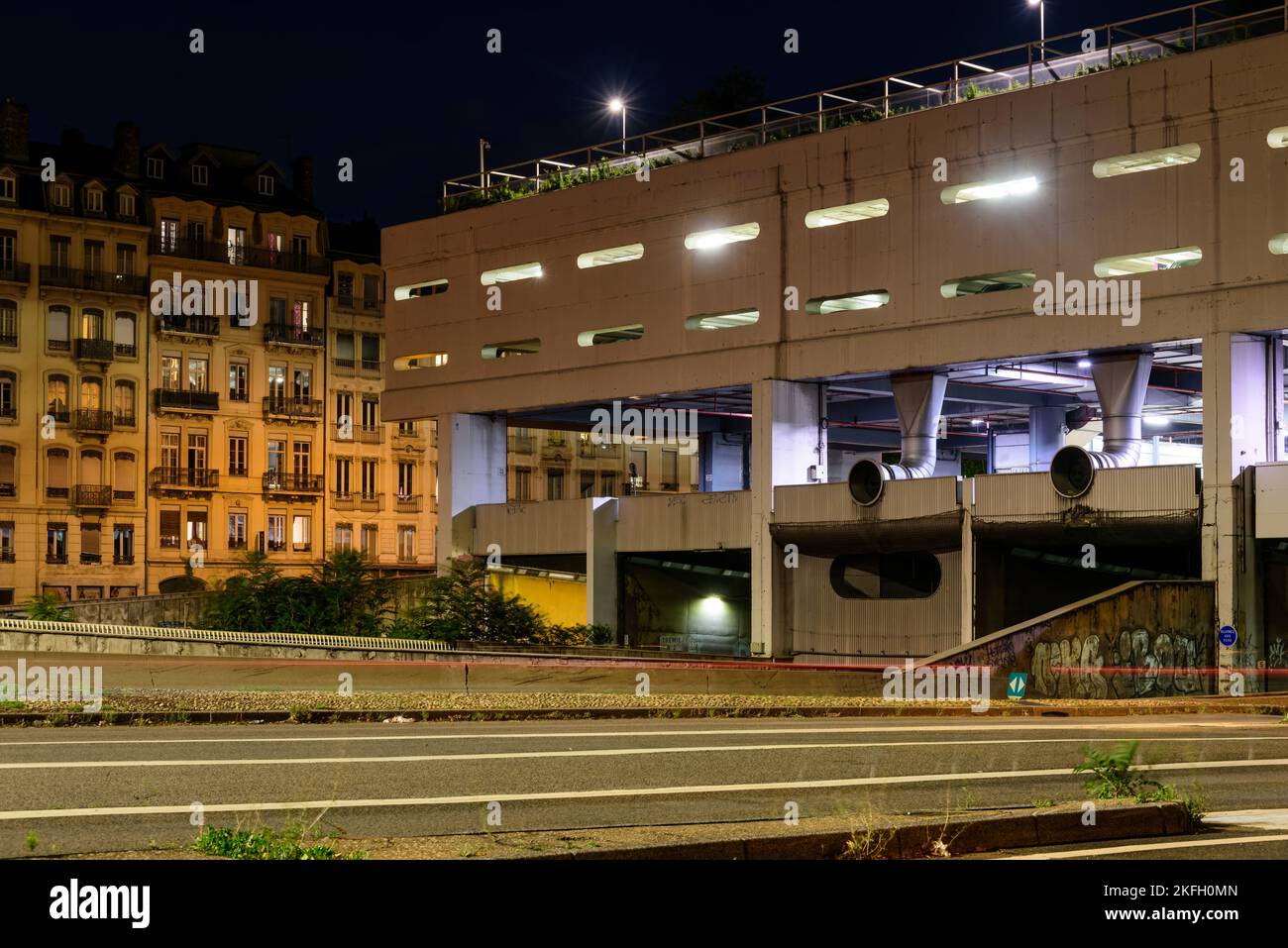 Frankreich, Lyon, Bahnhof Perrache, Busbahnhof // France, Lyon ...