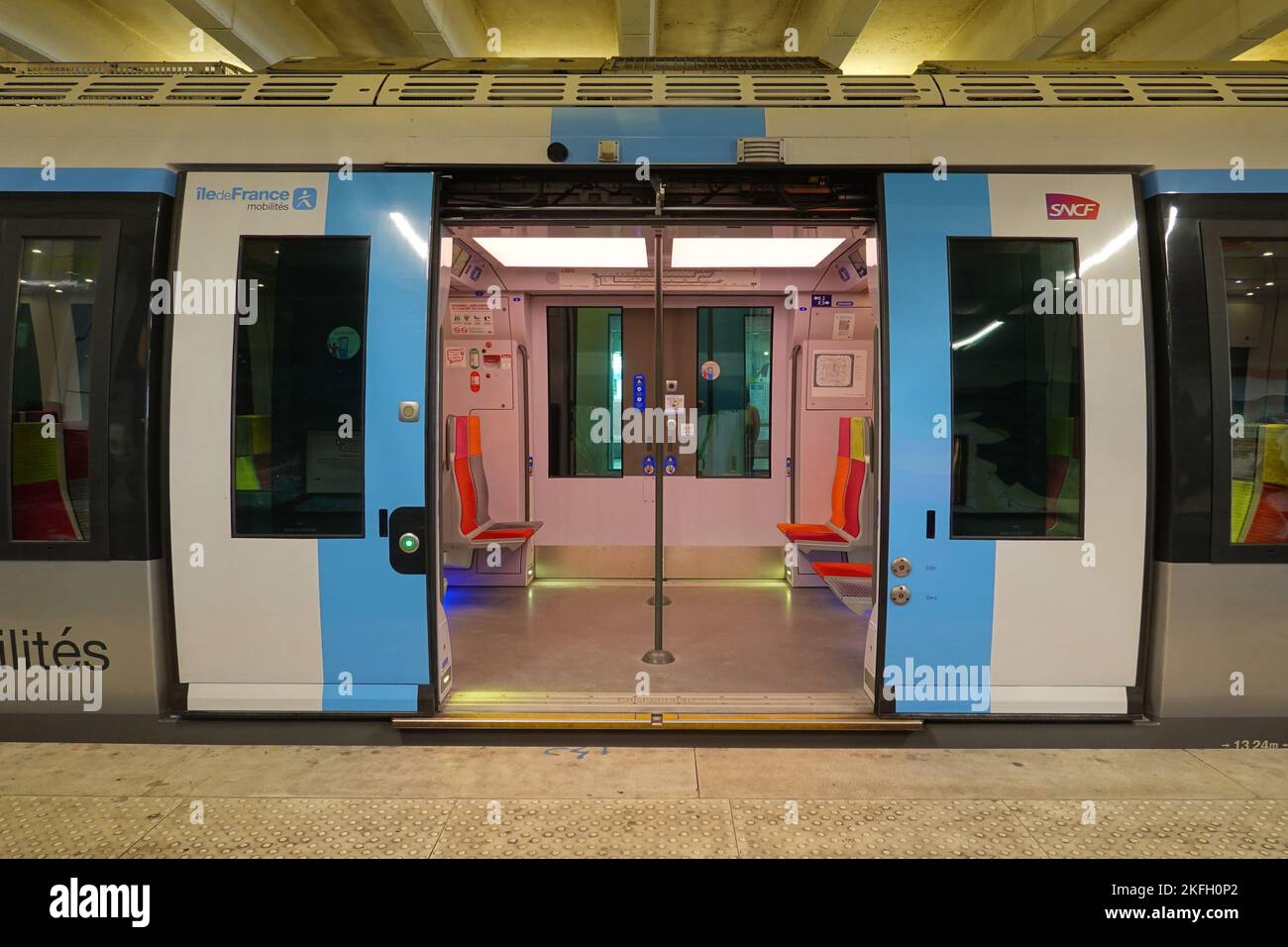 Paris, Bombardier Vorortzug SNCF Z 50000 // Paris, Bombardier Commuter ...
