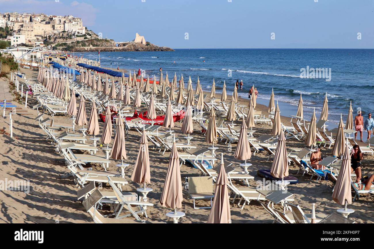 Sperlonga - Ombrelloni chiusi sulla Spiaggia di Ponente Stock Photo - Alamy