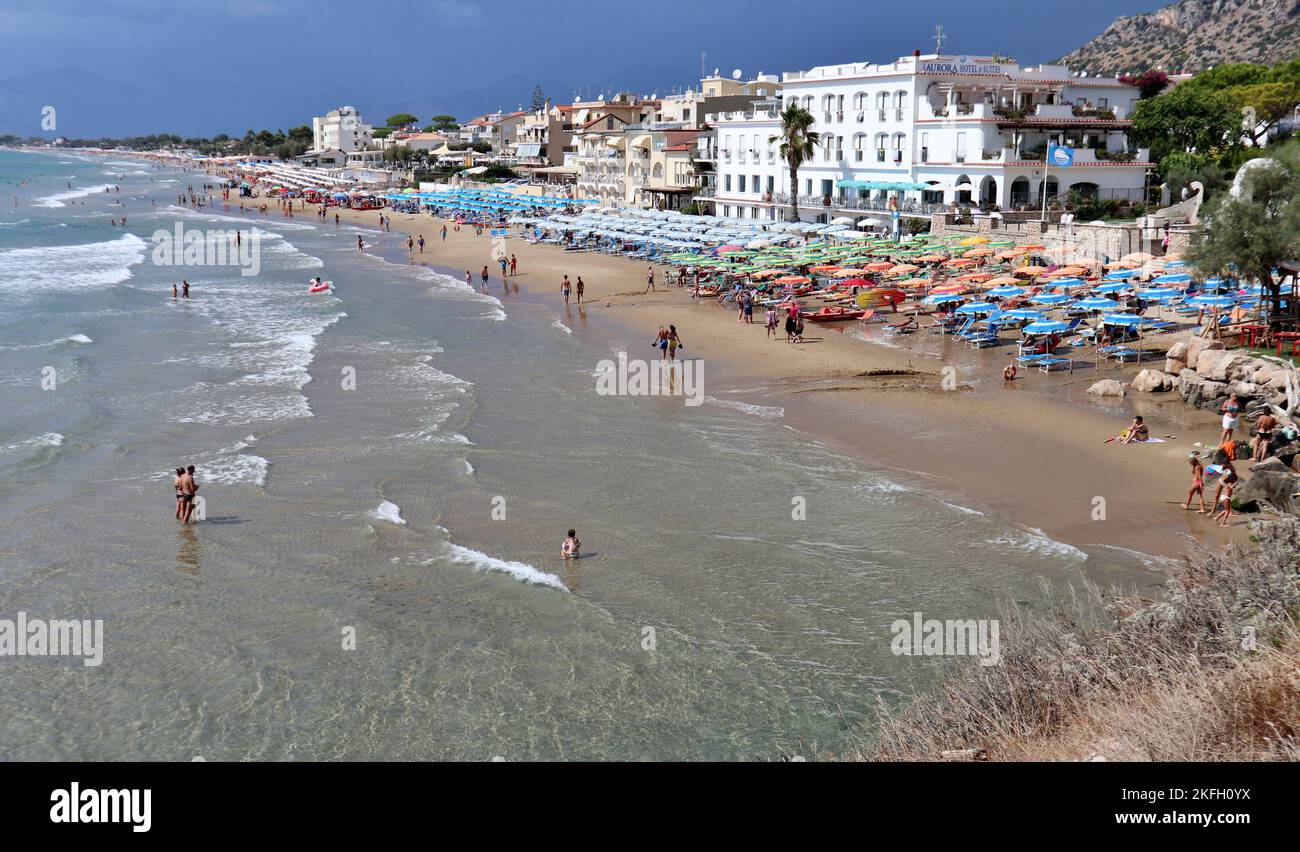 Costa spiagge bagnanti mare hi-res stock photography and images - Alamy