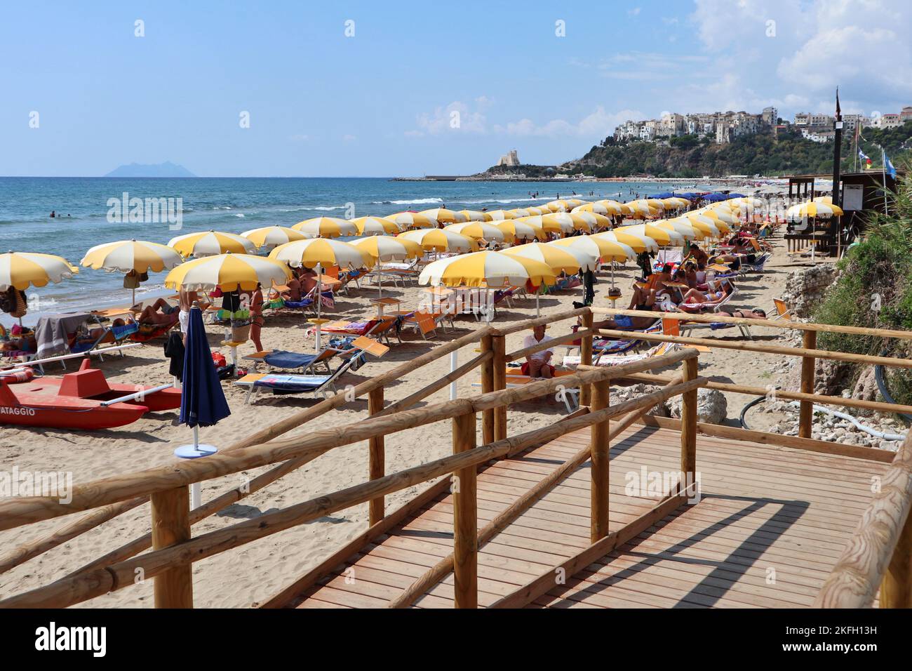 Spiaggia di passerella di persone hi-res stock photography and images ... Spiaggia di passerella di persone hi-res stock photography and images ...