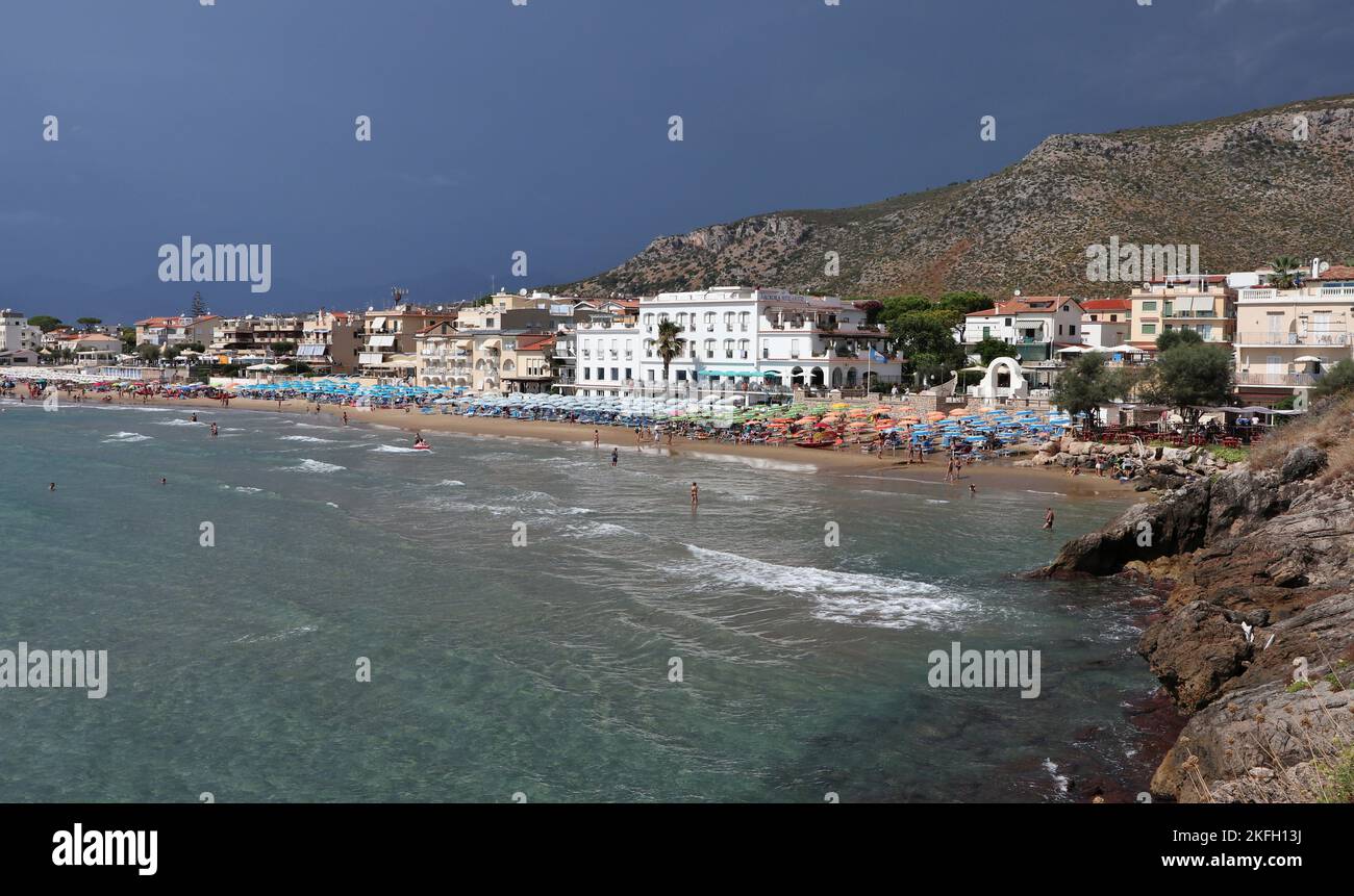 Sperlonga - Spiaggia di Ponente con cielo plumbeo da Via del Porto ...