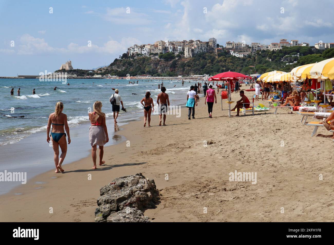 Sperlonga - Turisti sulla Spiaggia di Levante Stock Photo - Alamy