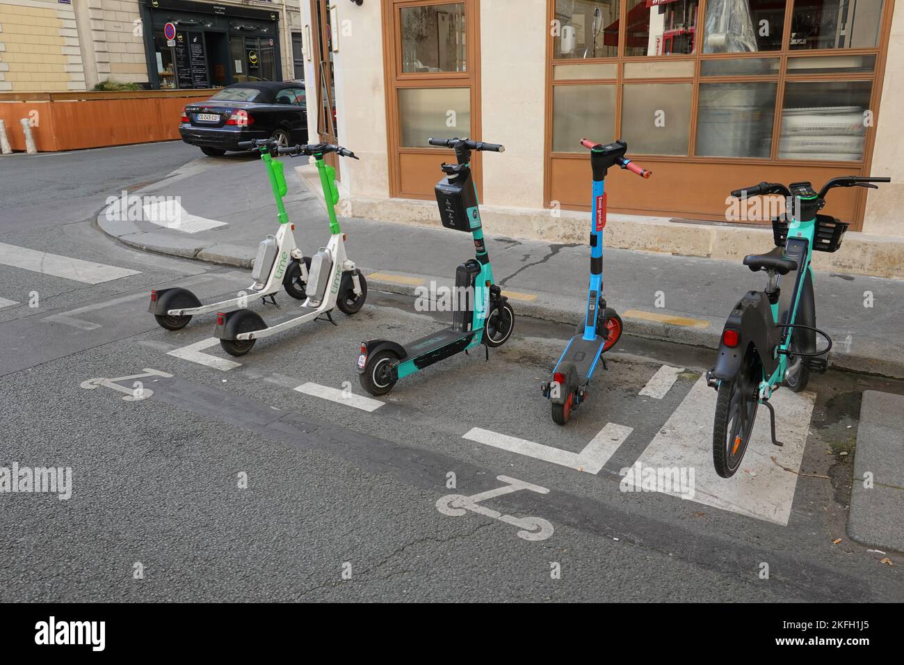 Paris, Scooterparkplatz // Paris, Scooter Parking Stock Photo - Alamy