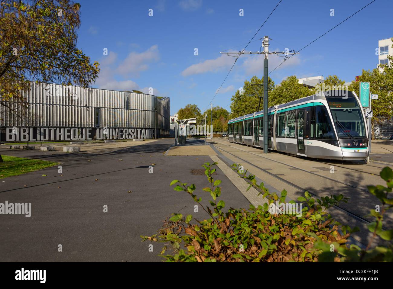 Paris, Straßenbahn T8, Pablo Neruda // Paris, Tramway Line T8, Pablo ...