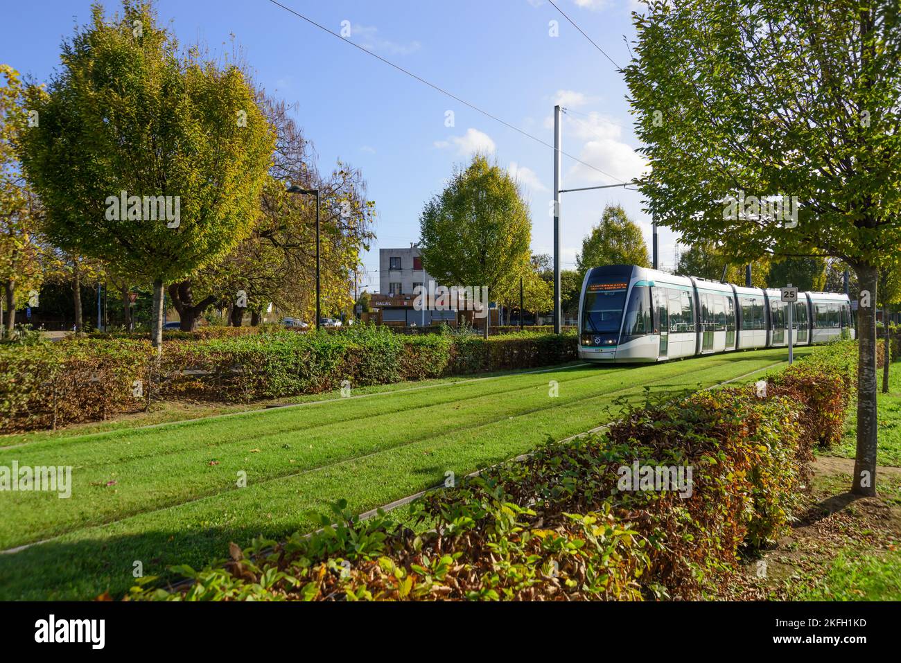 Paris, Straßenbahn T8, Pablo Neruda // Paris, Tramway Line T8, Pablo ...