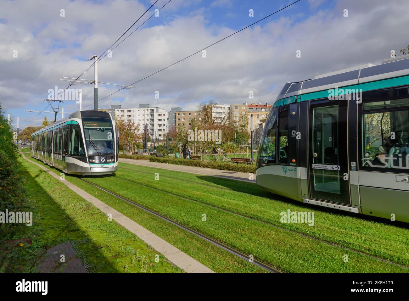 Paris, Straßenbahn T8, Square Frantz Fanon // Paris, Tramway Line T8 ...