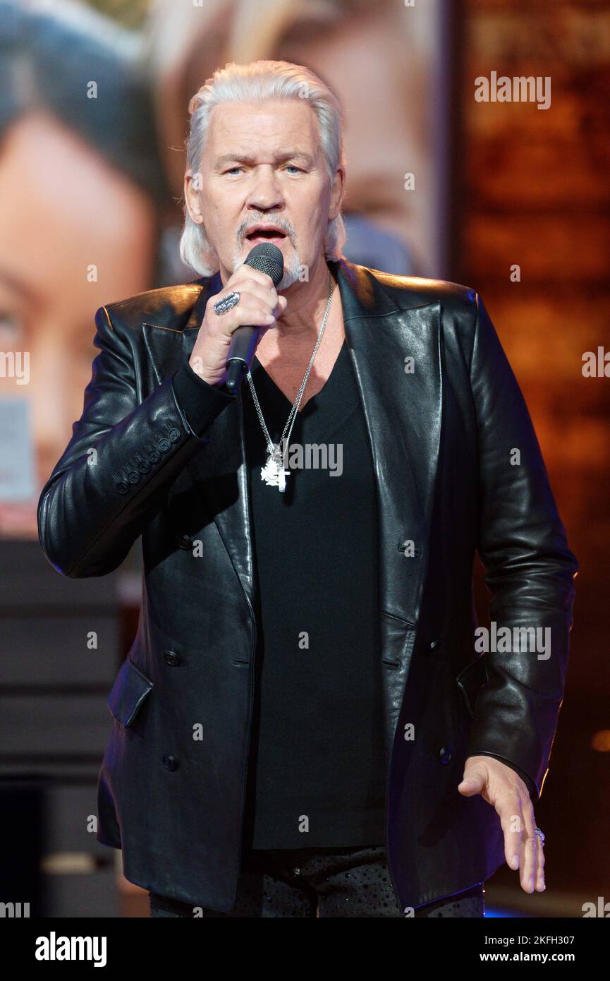 18 November 2022, North Rhine-Westphalia, Hürth: Singer Johnny Logan ...