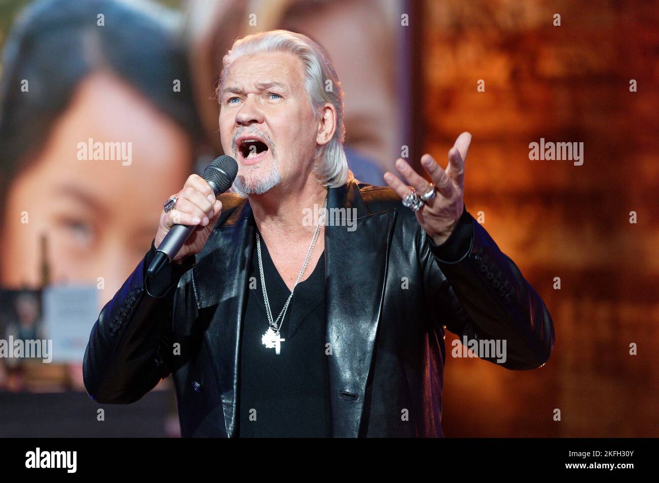 18 November 2022, North Rhine-Westphalia, Hürth: Singer Johnny Logan ...