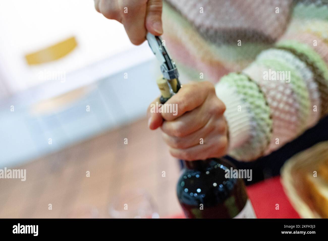 Hands opening screw top hi-res stock photography and images - Alamy