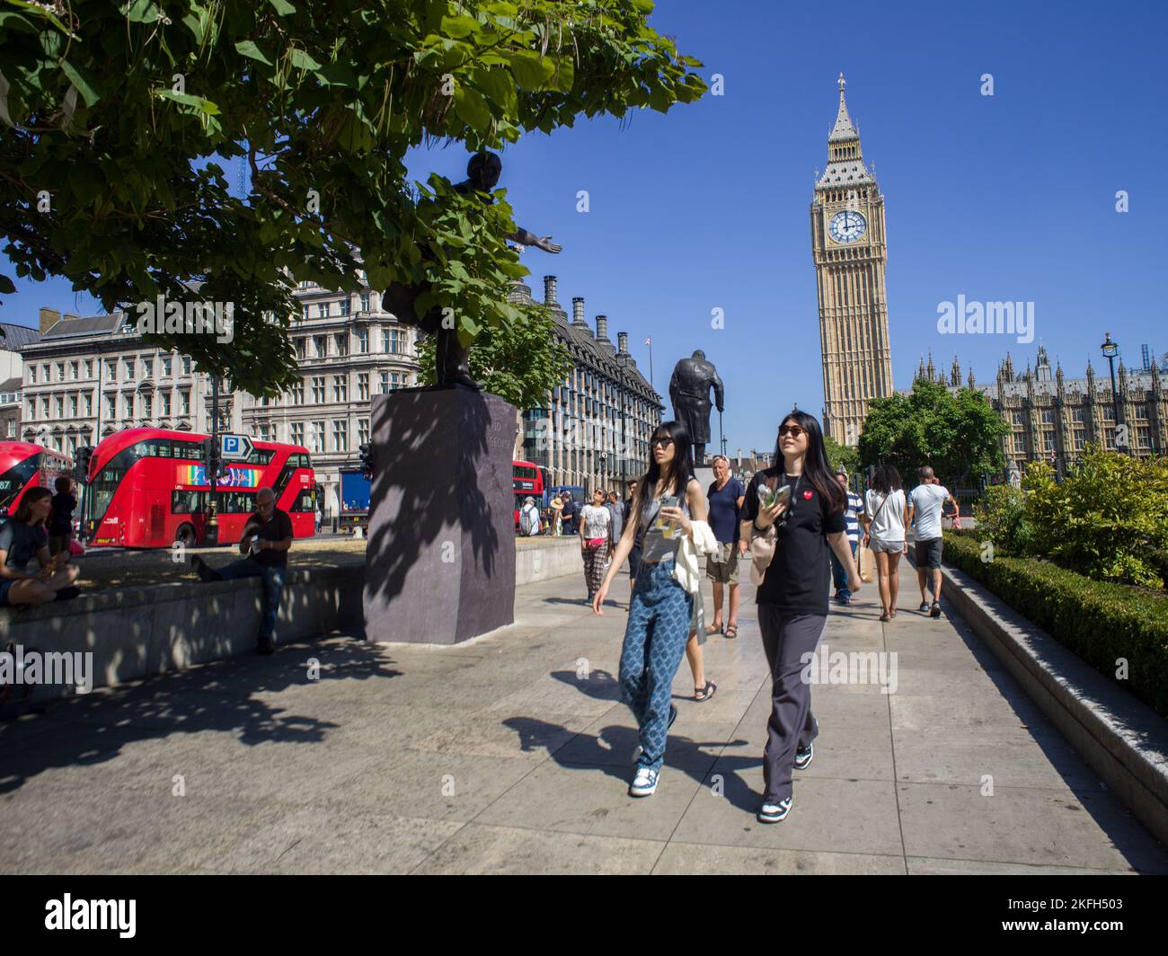 Walking london streets hi-res stock photography and images - Alamy