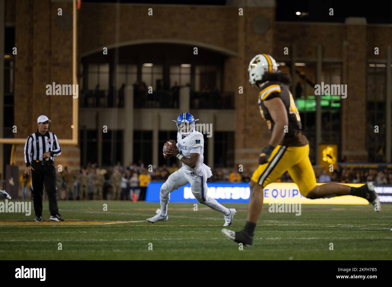 The Air Force Falcons and the Wyoming Cowboys football teams compete in ...