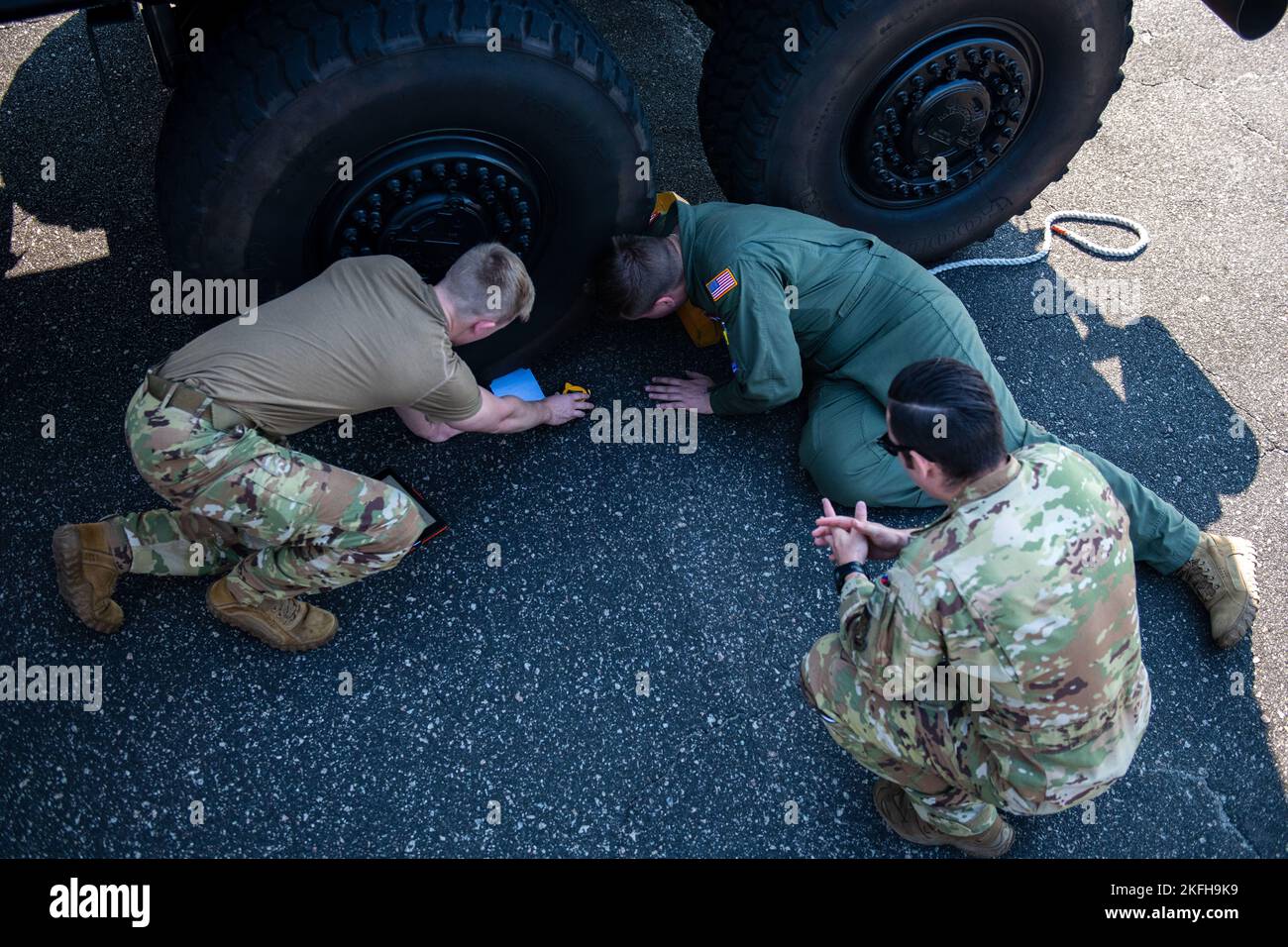U.S. Air Force Airmen from the 15th and 16th Airlift Squadrons work ...