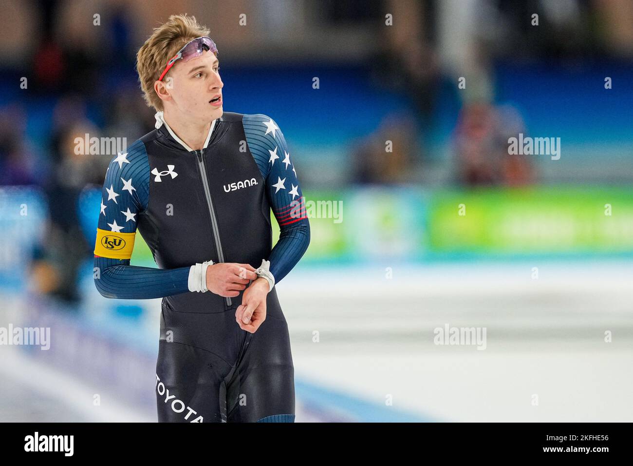 HEERENVEEN, NETHERLANDS - NOVEMBER 18: Jordan Stolz of USA competing on ...