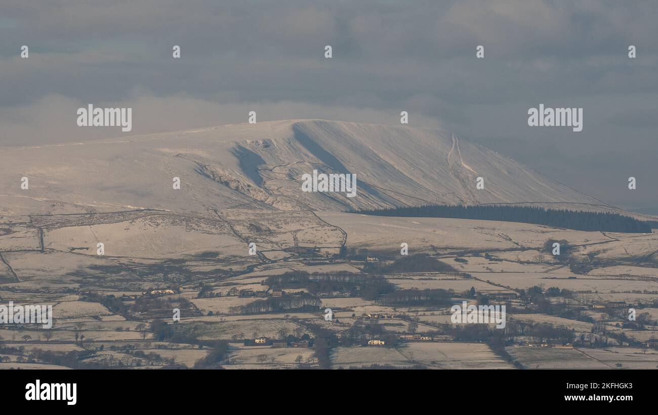 Snowy landscape with people hi-res stock photography and images - Alamy