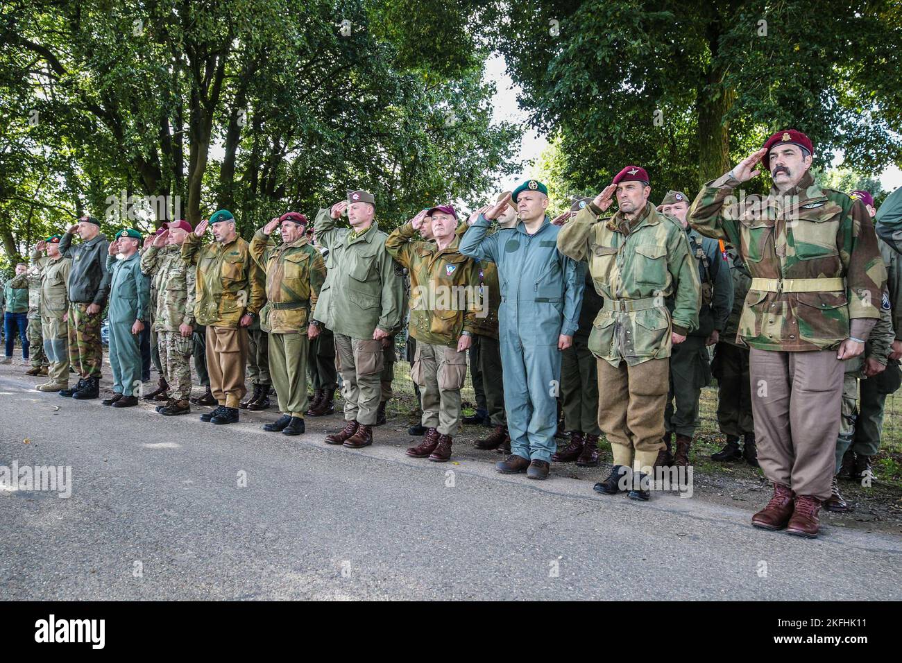 Parachute drop 1944 hi-res stock photography and images - Alamy